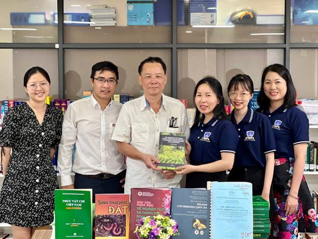 GS.TSKH Vũ Quang Mạnh – Trưởng Khoa KTTP&MT trao tặng bộ sưu tập sách ...